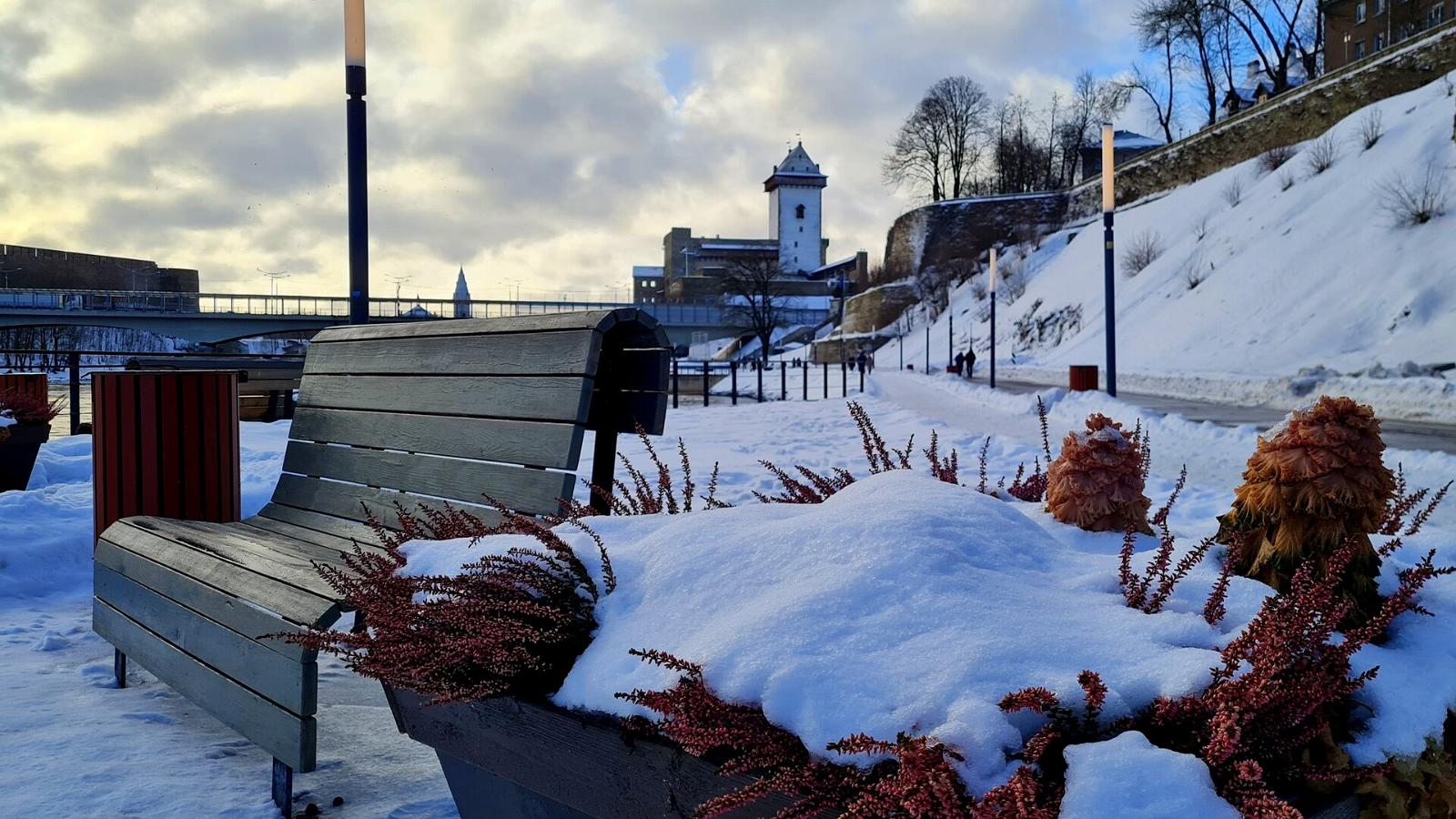 Die Flusspromenade in Narva, Estland