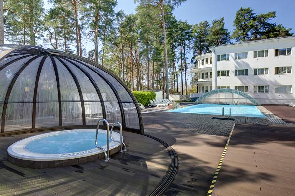 Outdoor pool with pure artesian water in Narva-Jõesuu Medical SPA