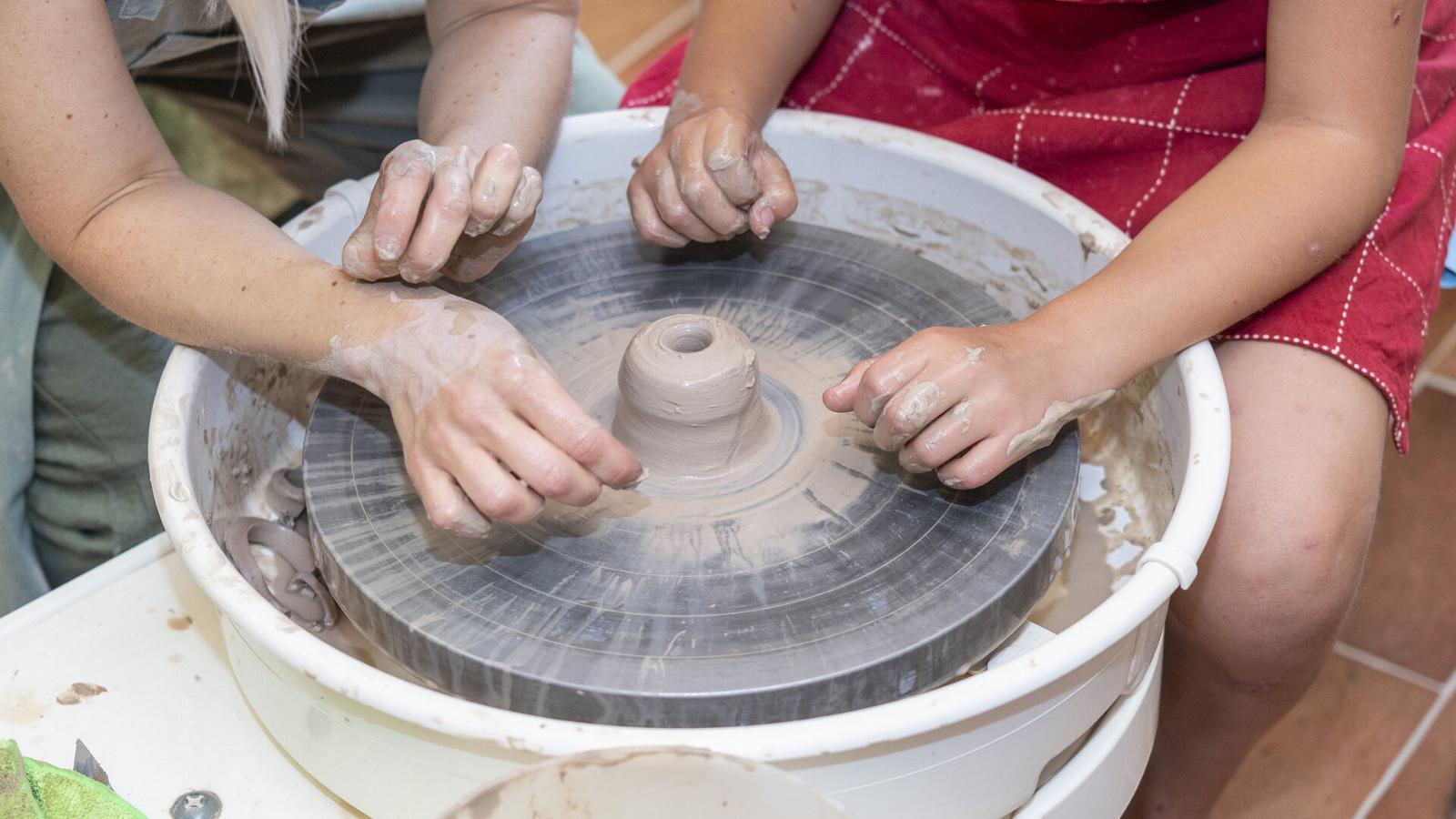 Potikedral treimise töötuba Olustvere keraamikakojas